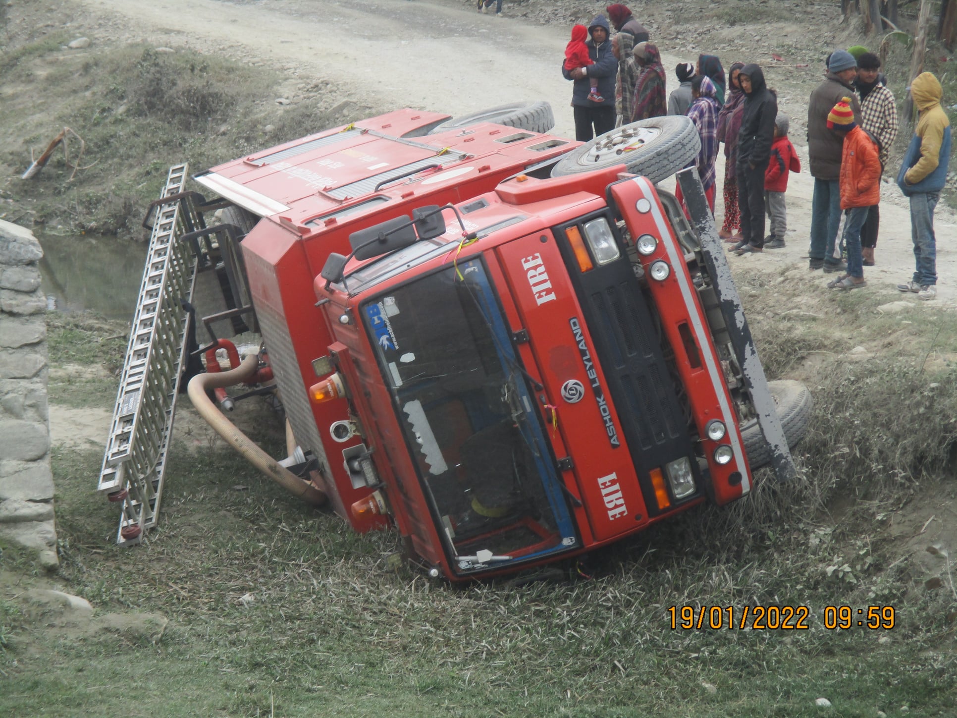 सात वर्षमा पनि बनेन गेउरियाको पुल, आगो निभाउन गएको दमकल खोलामै पल्टियो ...