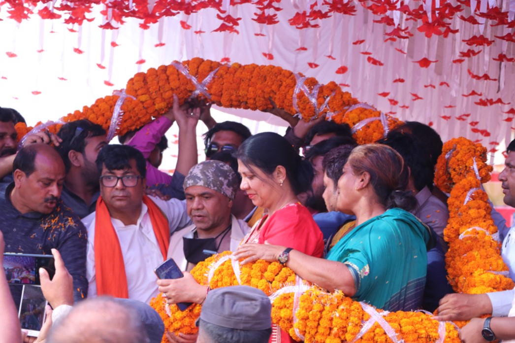 कलाकार राजपाल यादवलाई सर्लाहीमा ५६ किलोको माला :: सेतोपाटी संवाददाता ...