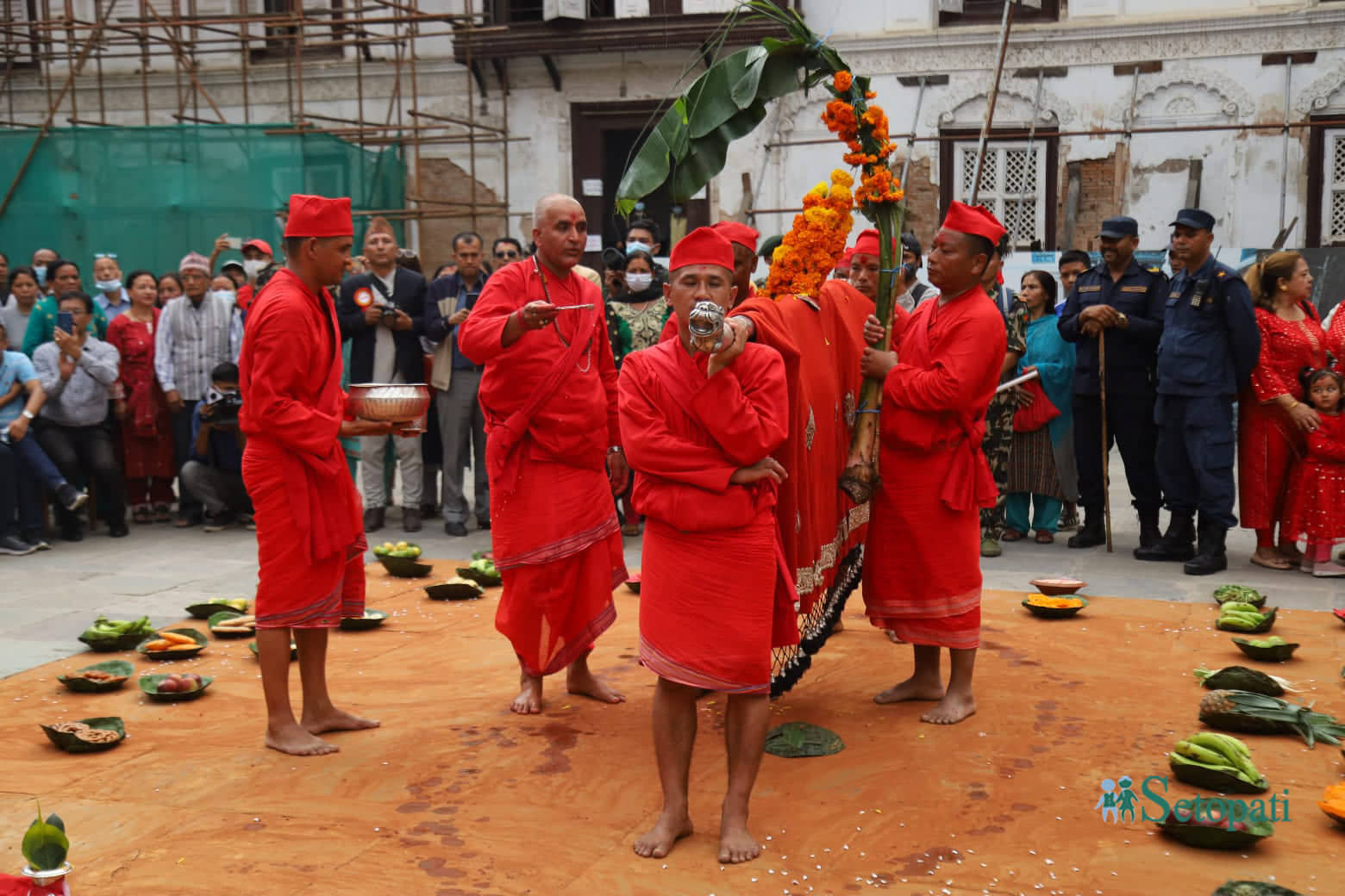 हनुमानढोकामा भित्र्याइयो गोरखाबाट ल्याइएको फूलपाती (तस्बिरहरू ...