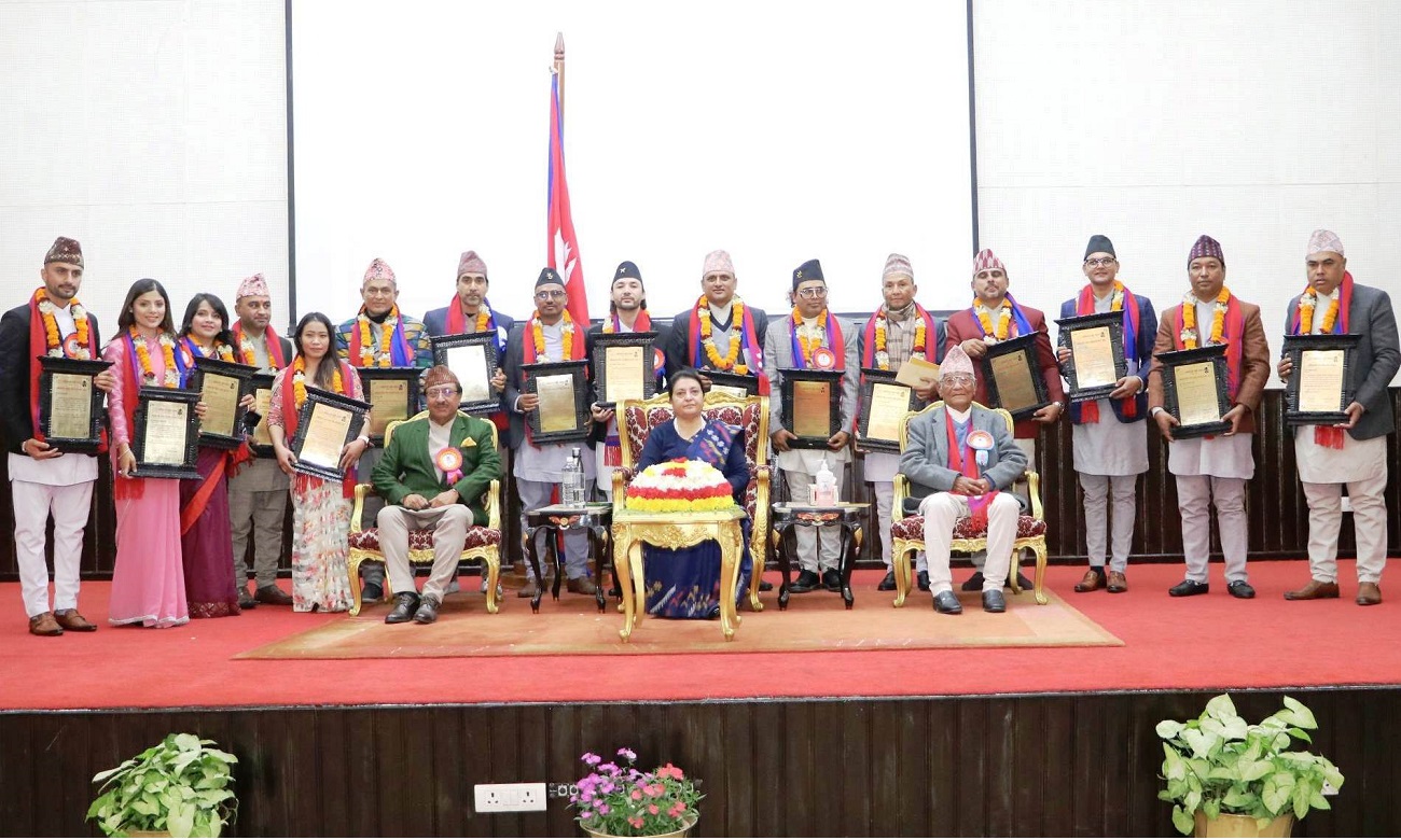 संगीतकर्मीहरूलाई 'नातिकाजी राष्ट्रिय पुरस्कार' प्रदान :: सेतोपाटी कला ...