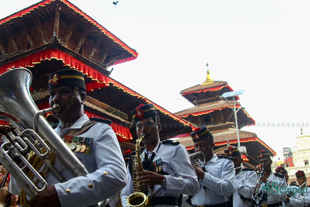 गोरखाको फूलपाती यसरी भित्र्याइयो हनुमान ढोकामा,हेर्नुस् तस्बिरहरू ...