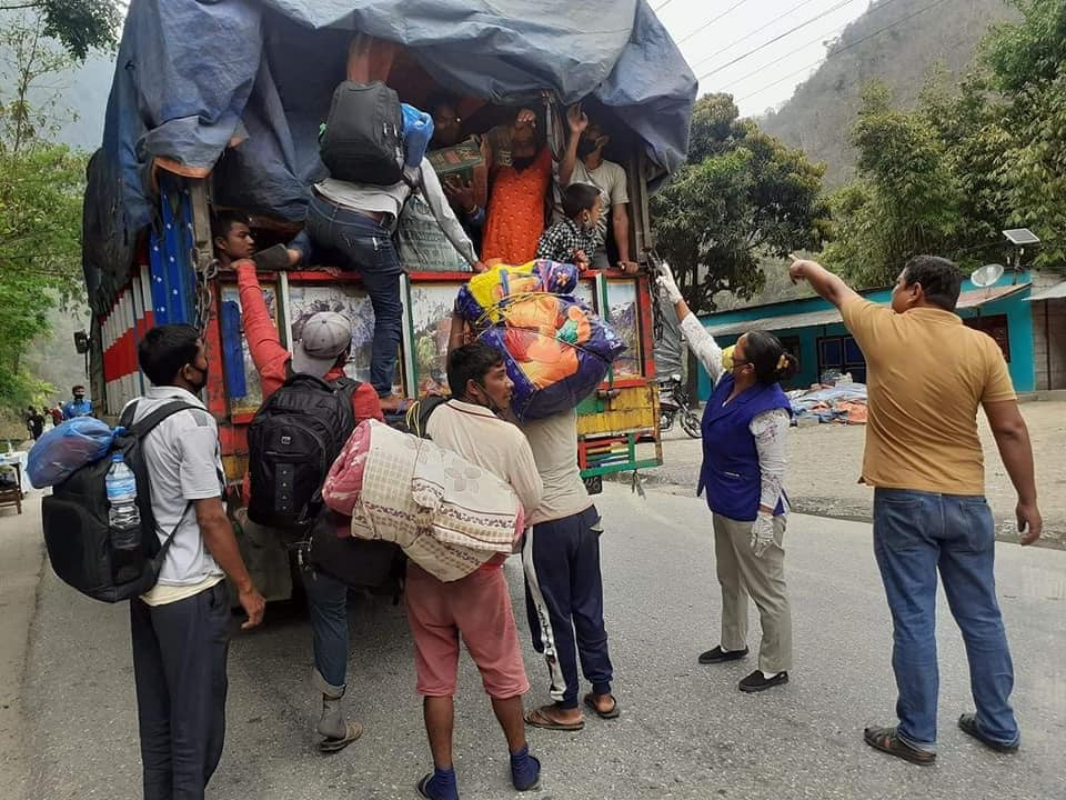 ‘काखमा बच्चा बोकेका र लौरी टेकेका बूढाबुढीका दु:ख हेर्न सकिनँ, गाडीमै ...